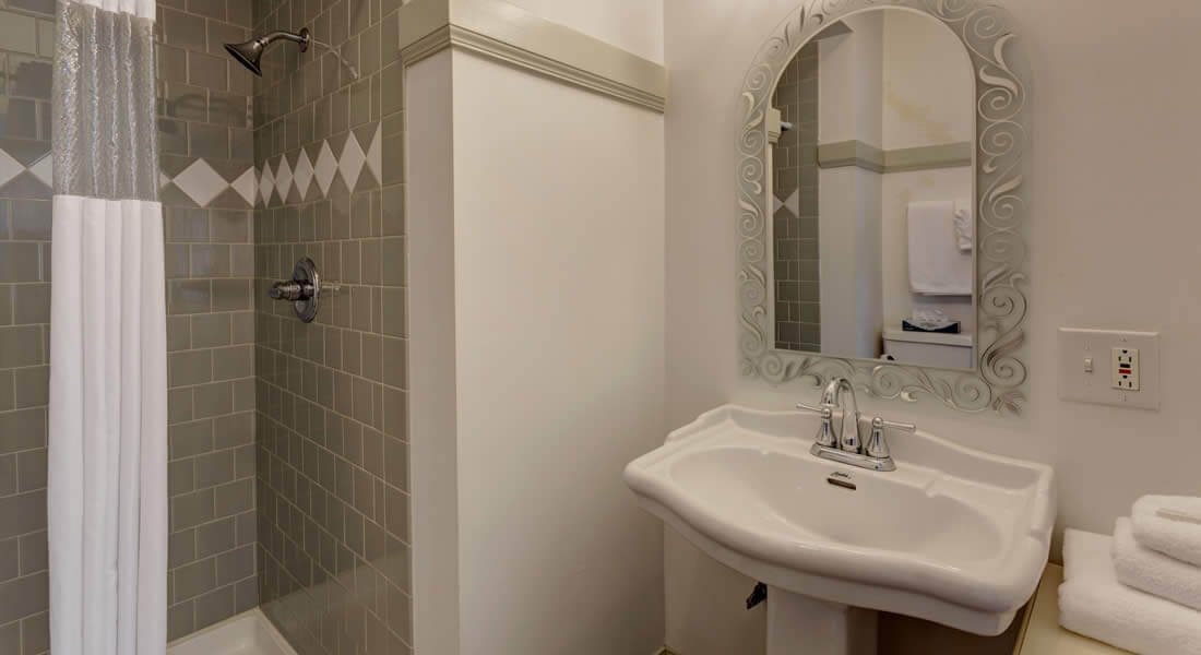 Take a Photo Tour of Nantucket InnNantucket Inn Anacortes